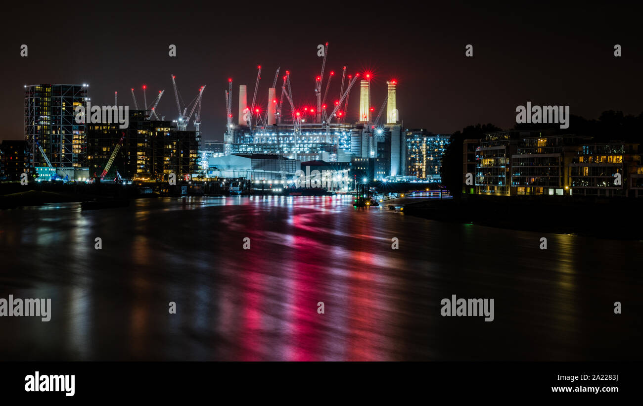 Low Flying Hazard warning lights on the top of cranes at the Battersea ...