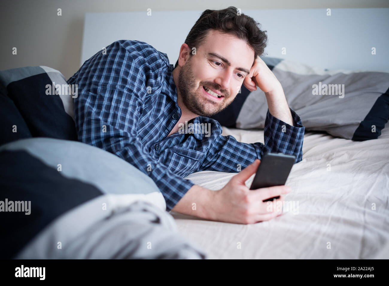 Using mobile in bed hi-res stock photography and images - Alamy