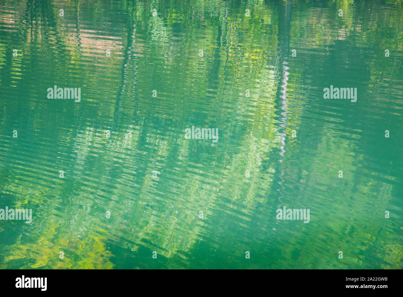 Lago de color verde hi-res stock photography and images - Alamy
