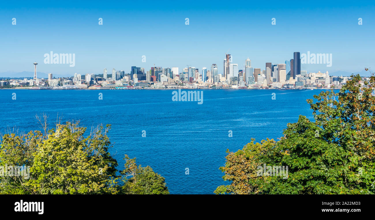 A veiw of the Seattle skyline from a park in West Seattle, Washington ...