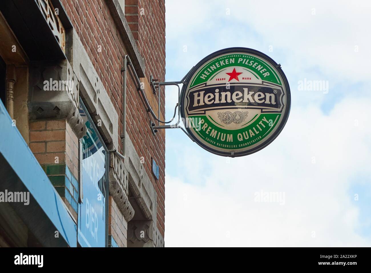 Heineken beer bar pub sign hi-res stock photography and images - Alamy