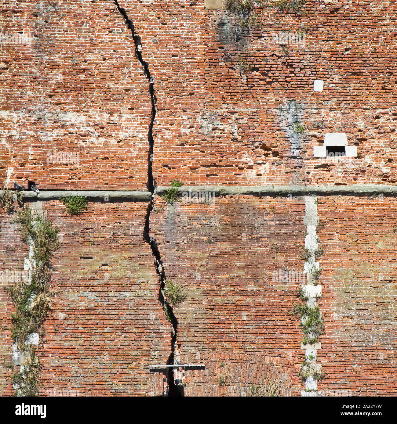 Cracked brick wall - Deep crack in a brick wall Stock Photo - Alamy