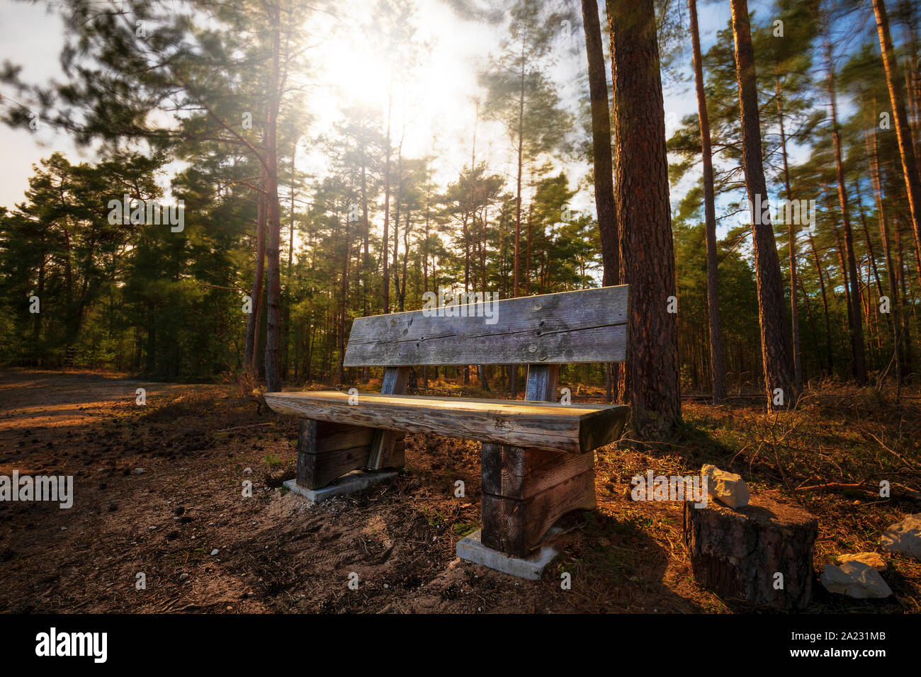 Blaue holzbank hi-res stock photography and images - Alamy