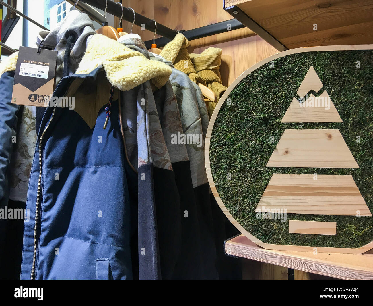 "Picture", an organic and recycled products made sports clothes ...