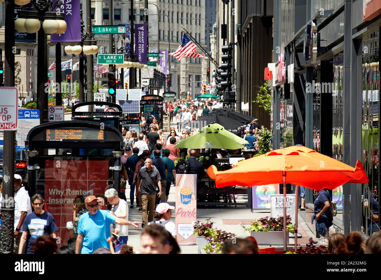 Crowded sidewalk hi-res stock photography and images - Alamy