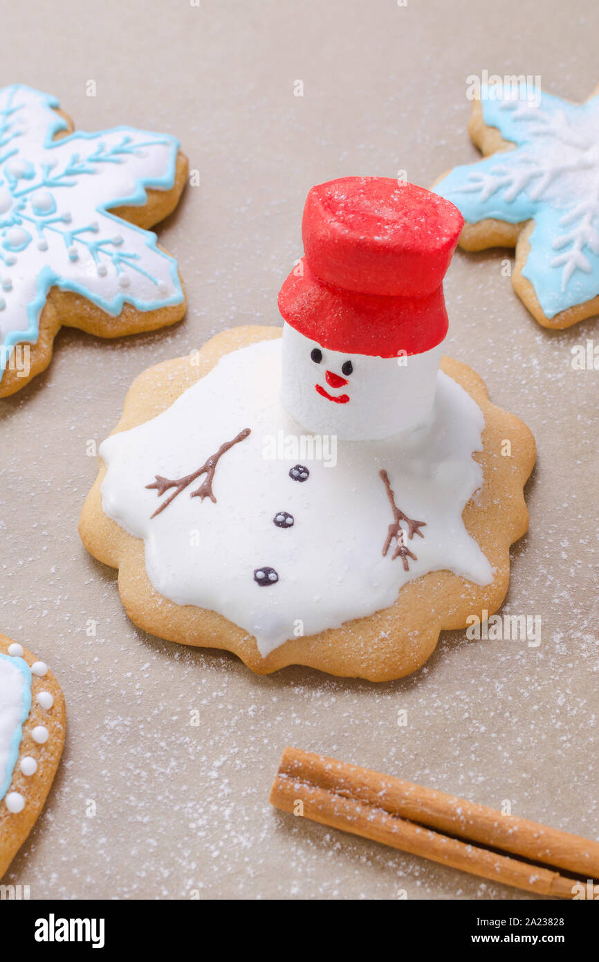 Snowman cake decoration hi-res stock photography and images - Alamy
