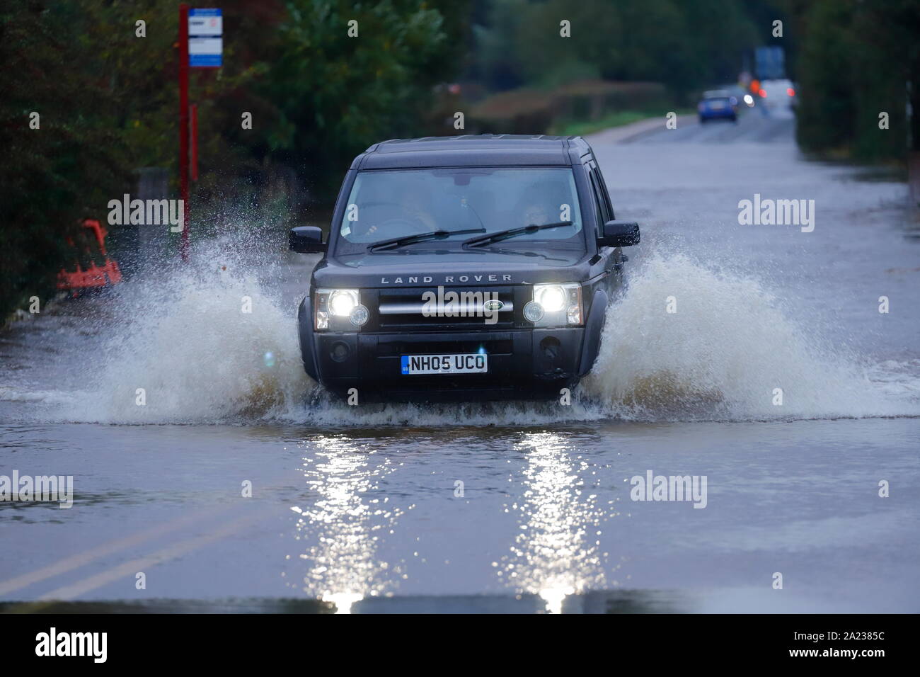Land rover flood water hi-res stock photography and images - Alamy