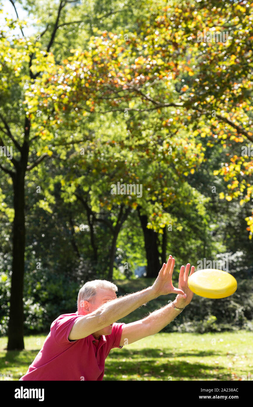 Flying disk hi-res stock photography and images - Alamy
