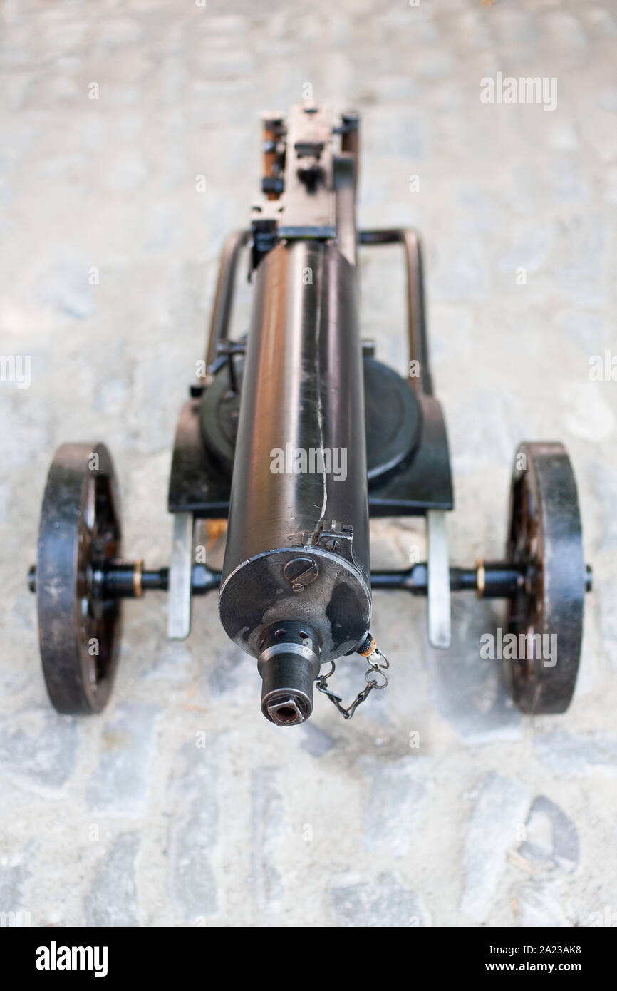 World War I Maxim gun - first recoil-operated machine gun in history ...