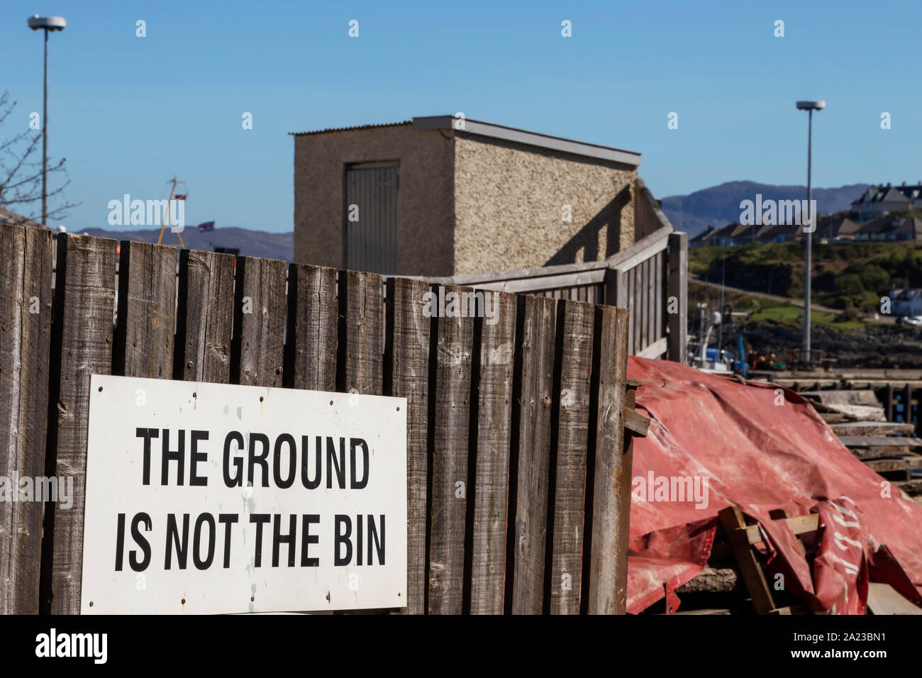 the ground is not the bin sign Stock Photo - Alamy