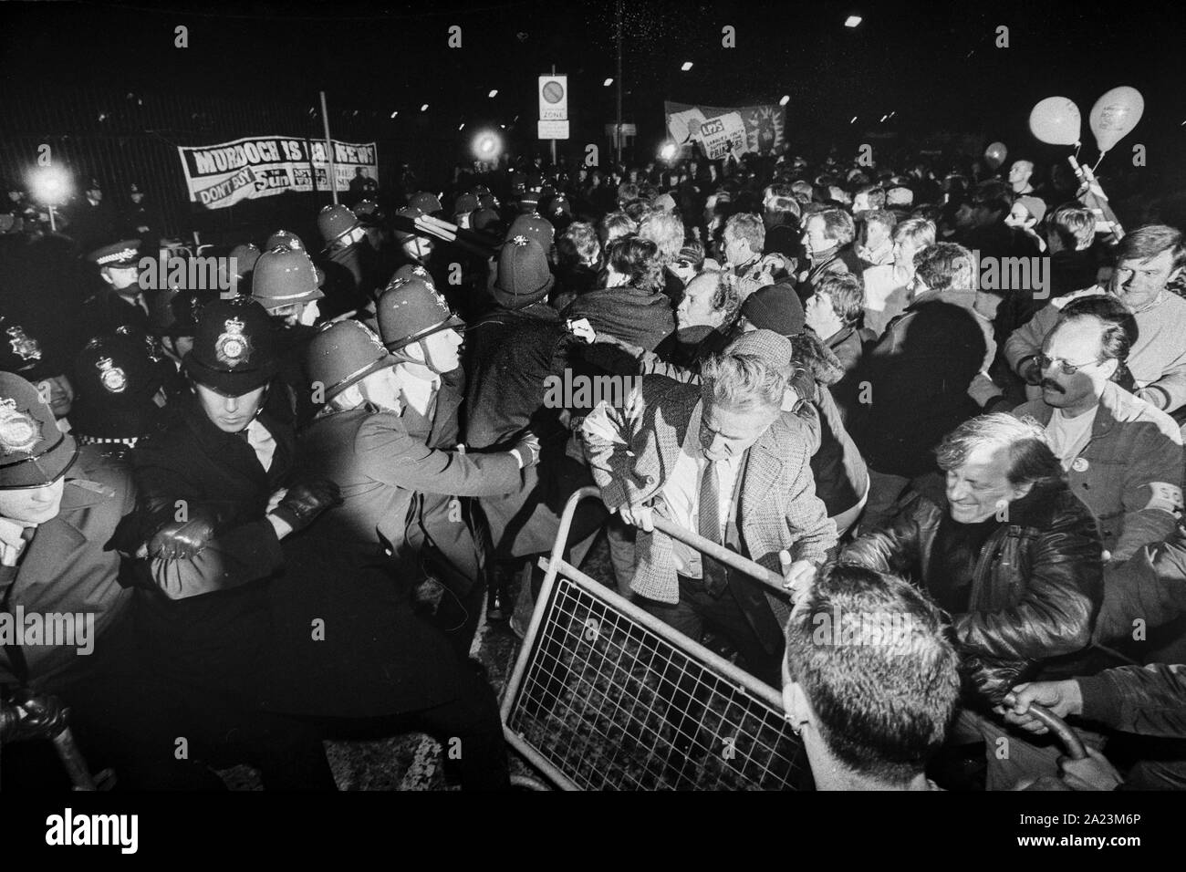 Wapping dispute 1986 hi-res stock photography and images - Alamy