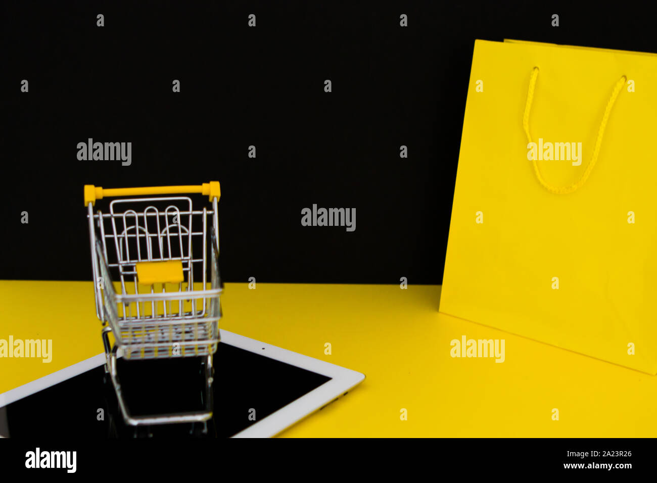 Digital shopping trolley hi-res stock photography and images - Alamy