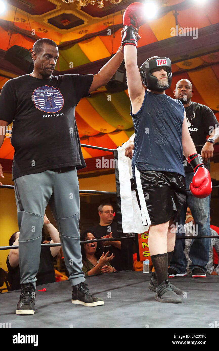 Boxing ref hi-res stock photography and images - Alamy