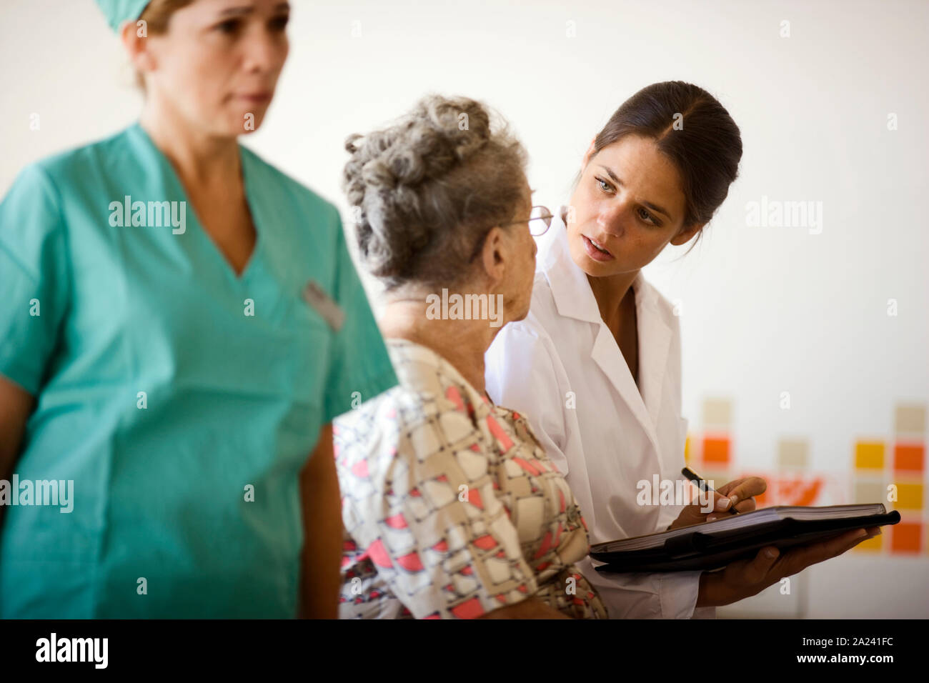 Side view of a doctor discussing a patient problem Stock Photo - Alamy