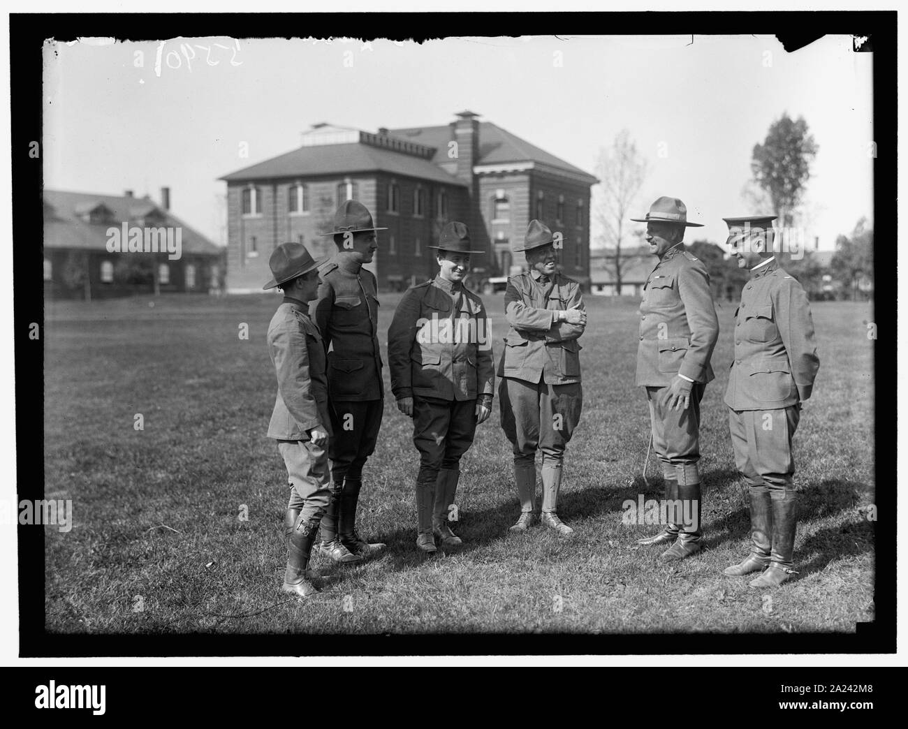 Regular army officers hi-res stock photography and images - Alamy