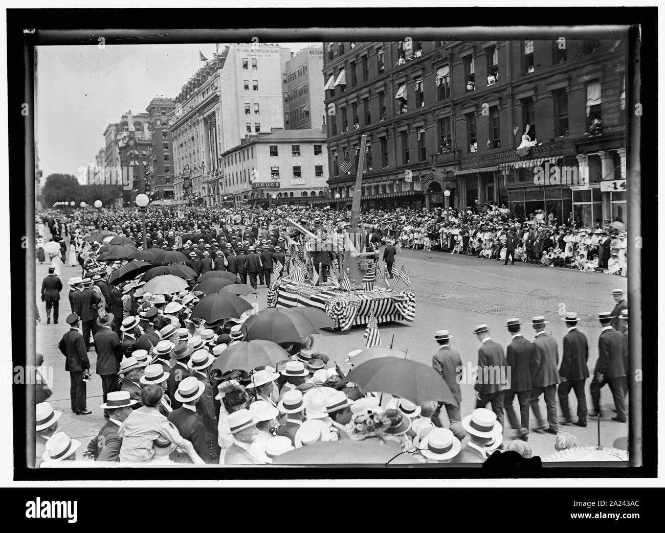 PREPAREDNESS PARADE. FLOAT WITH GUNS Stock Photo - Alamy