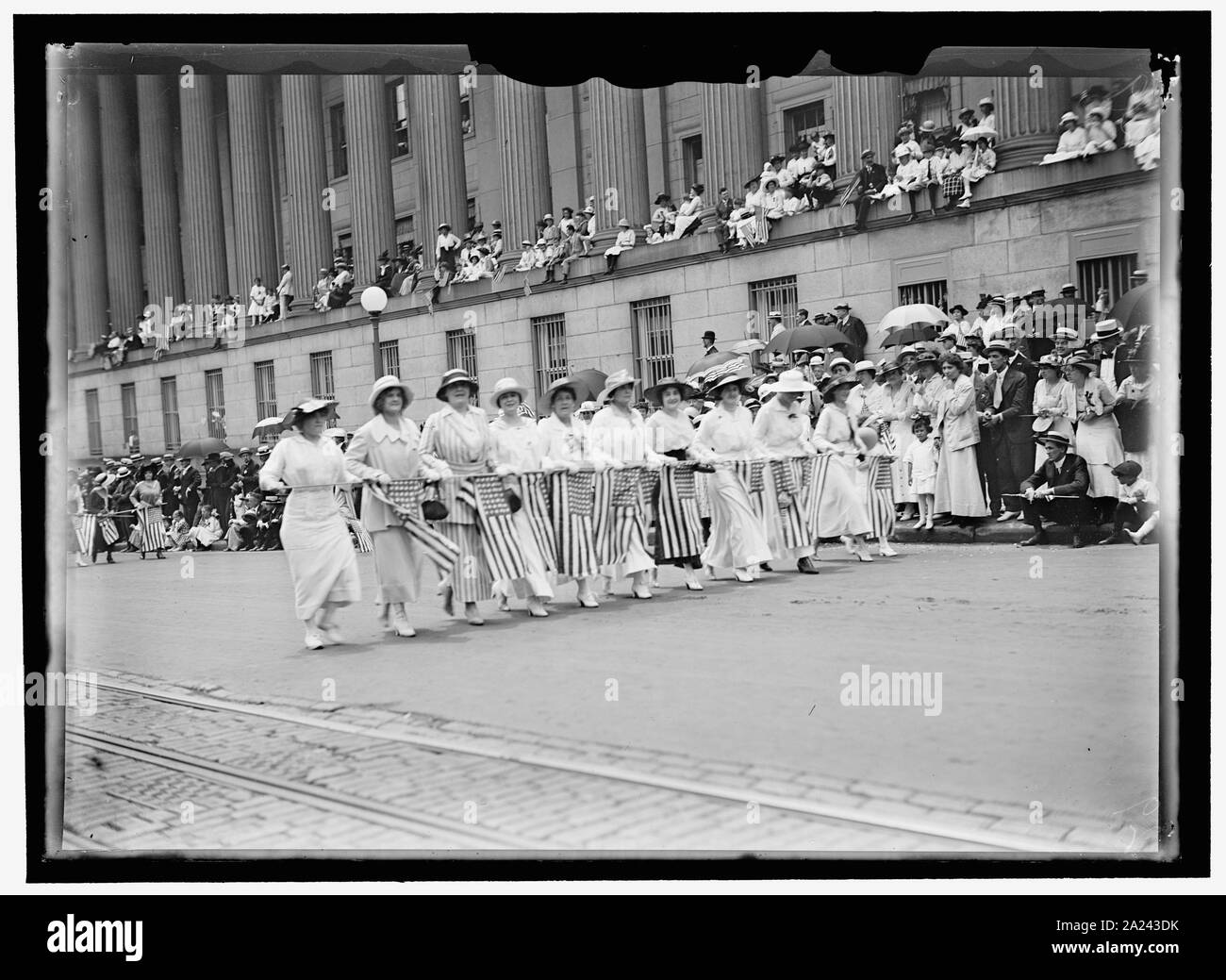 PREPAREDNESS PARADE. UNITS OF WOMEN IN PARADE Stock Photo - Alamy