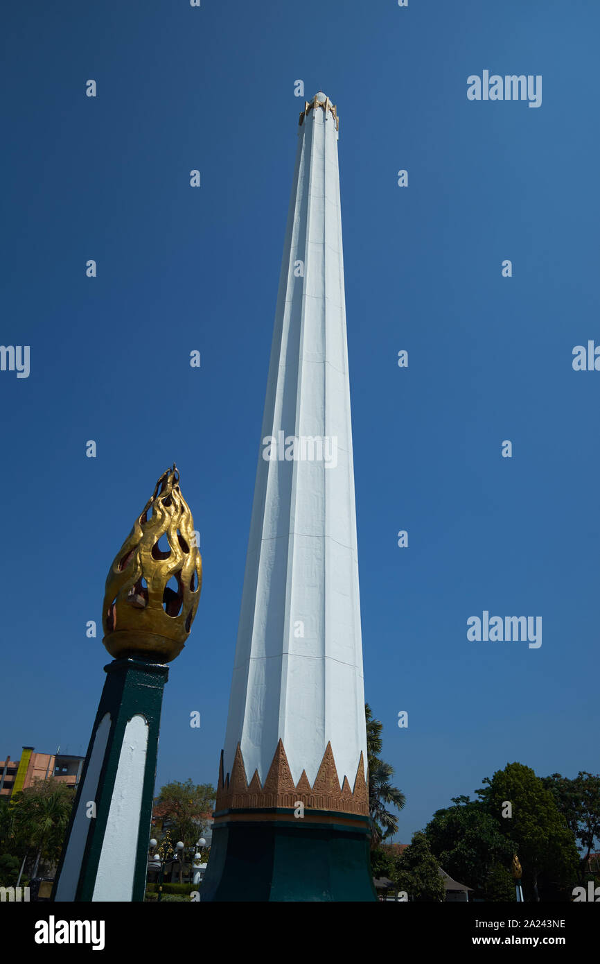 The main monument in front of the November 10 museum in Surabaya ...
