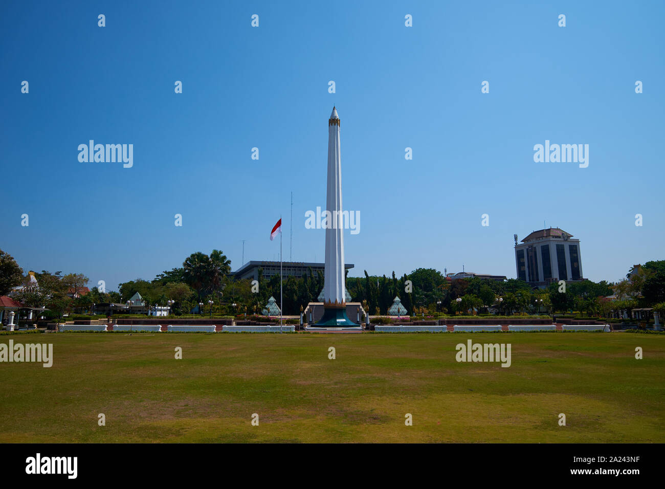 The main monument in front of the November 10 museum in Surabaya ...