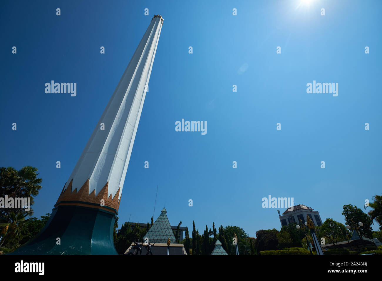 The main monument in front of the November 10 museum in Surabaya ...