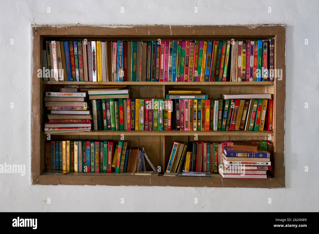 Built in bookcase hi-res stock photography and images - Alamy