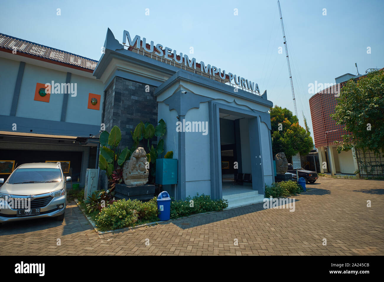 Museum entrance artifacts hi-res stock photography and images - Alamy