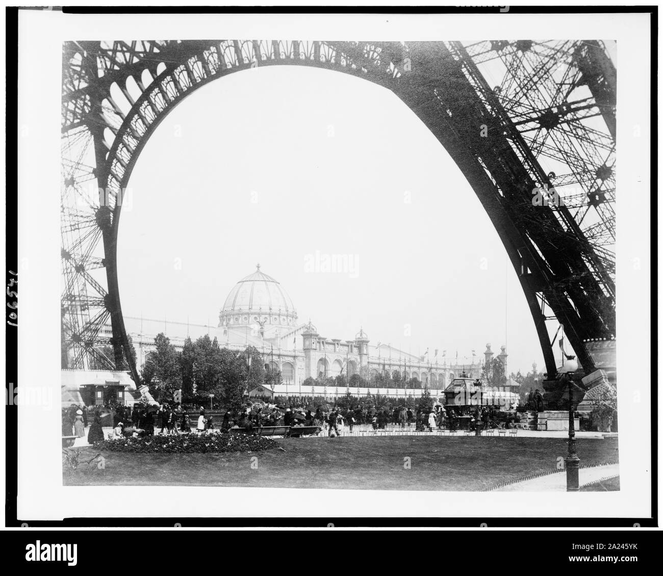 People seen in palace Black and White Stock Photos & Images - Alamy