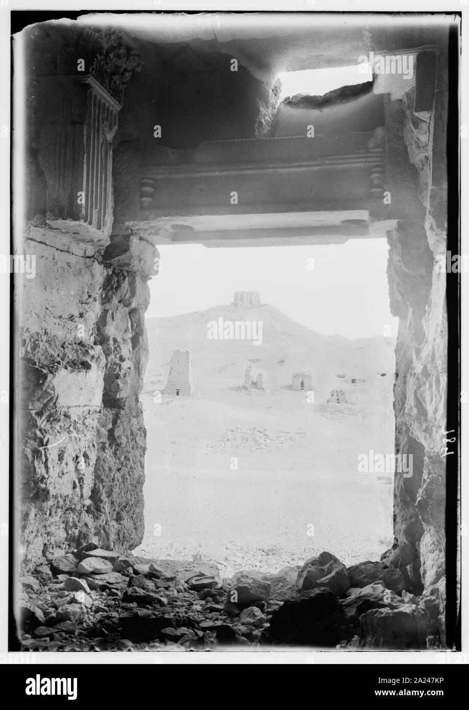 Palmyra (Tadmor). Distant view of Turkish castle Stock Photo - Alamy