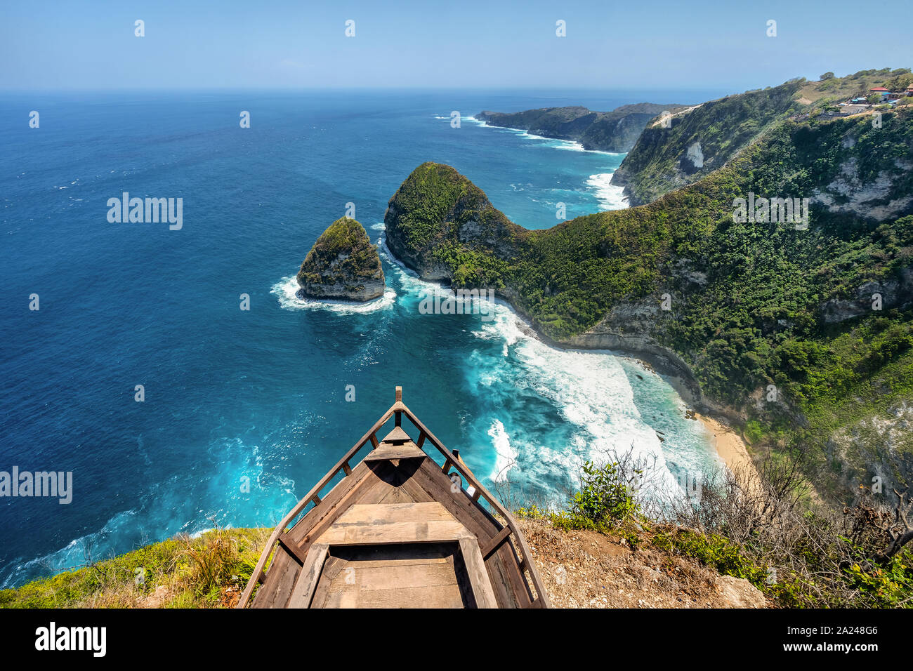 Aerial view of Manta Bay or Kelingking beach on Nusa Penida Island ...