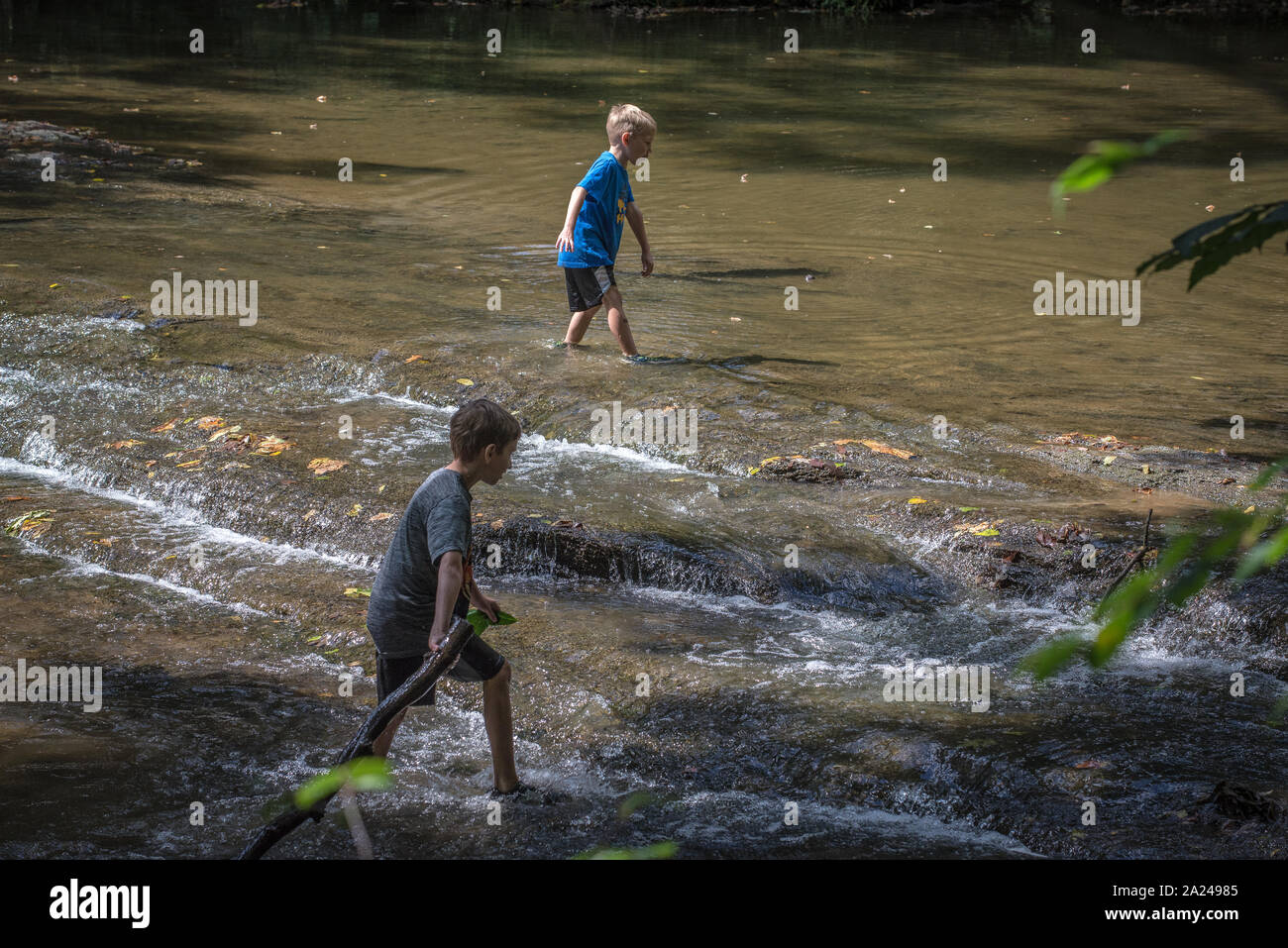 Kids splashing in creek hi-res stock photography and images - Alamy