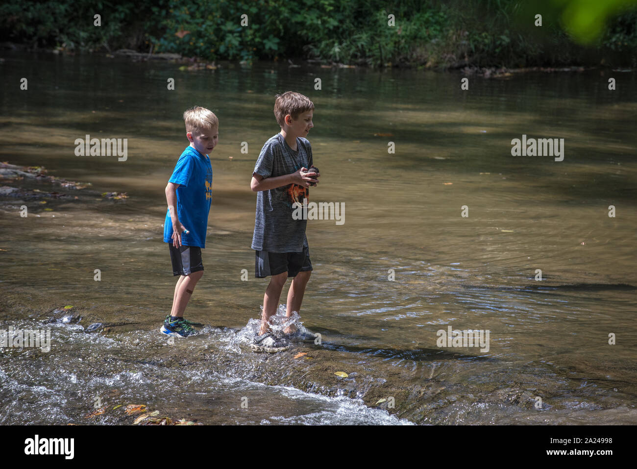 Kids splashing in creek hi-res stock photography and images - Alamy
