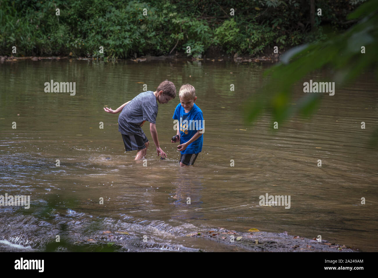 Kids splashing in creek hi-res stock photography and images - Alamy