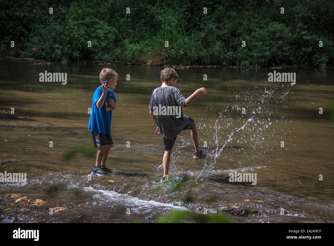 Kids splashing in creek hi-res stock photography and images - Alamy