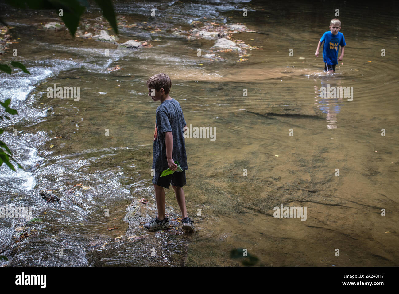 Kids splashing in creek hi-res stock photography and images - Alamy