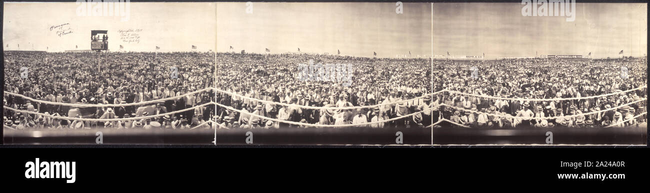 Panorama of ringside of crowd Stock Photo - Alamy