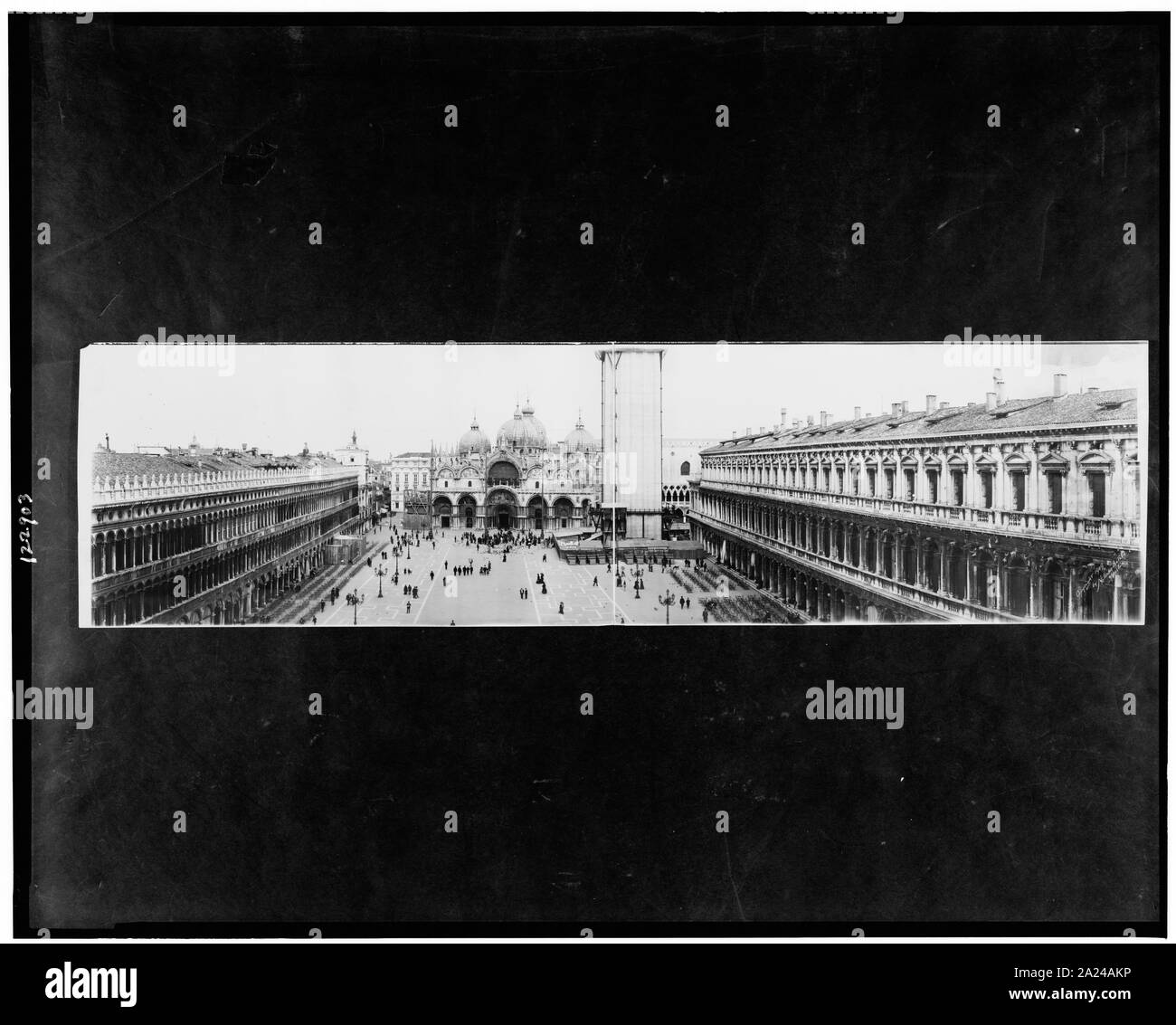 Center piazza Black and White Stock Photos & Images - Alamy