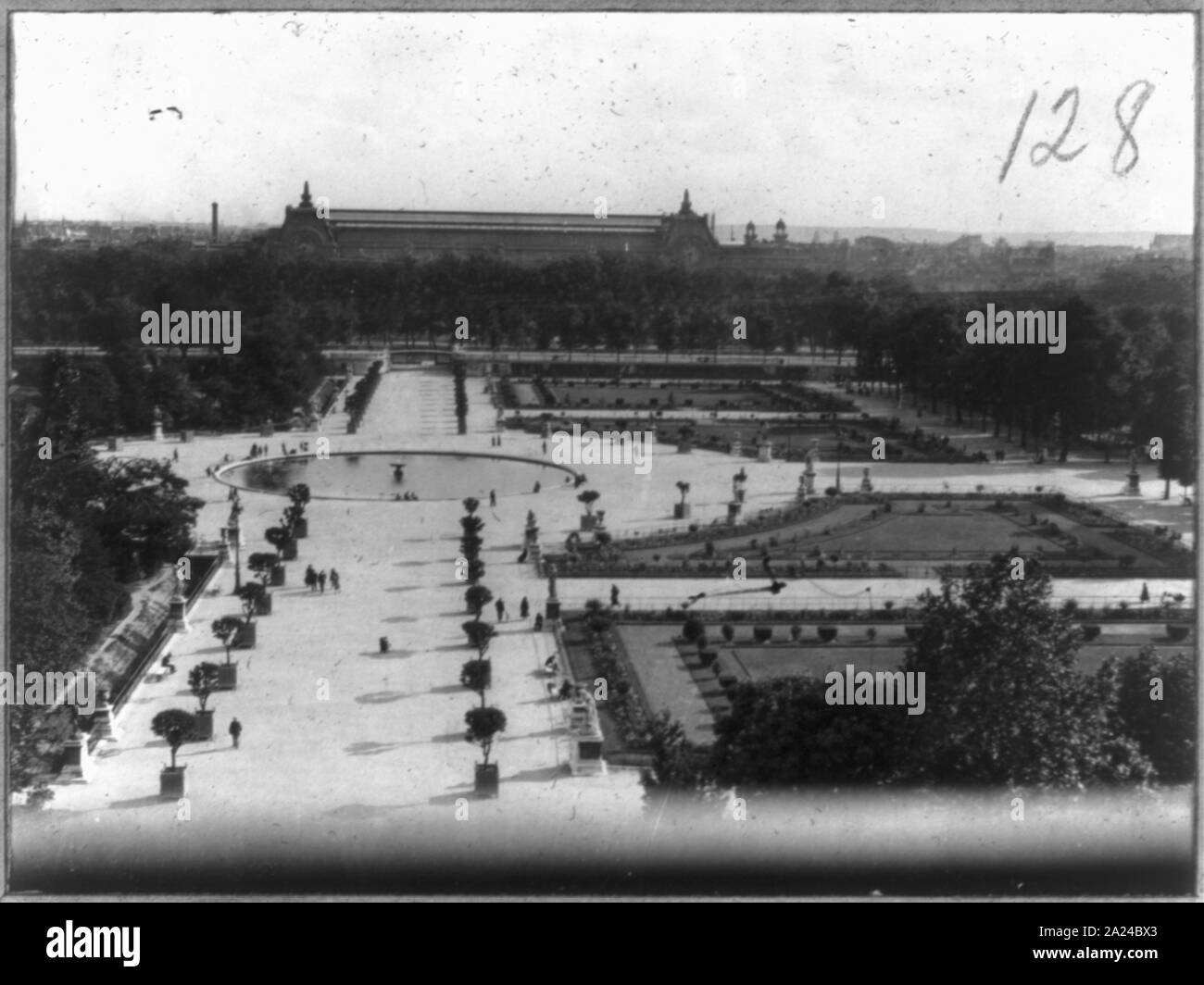 Paris road 1920s hi-res stock photography and images - Alamy