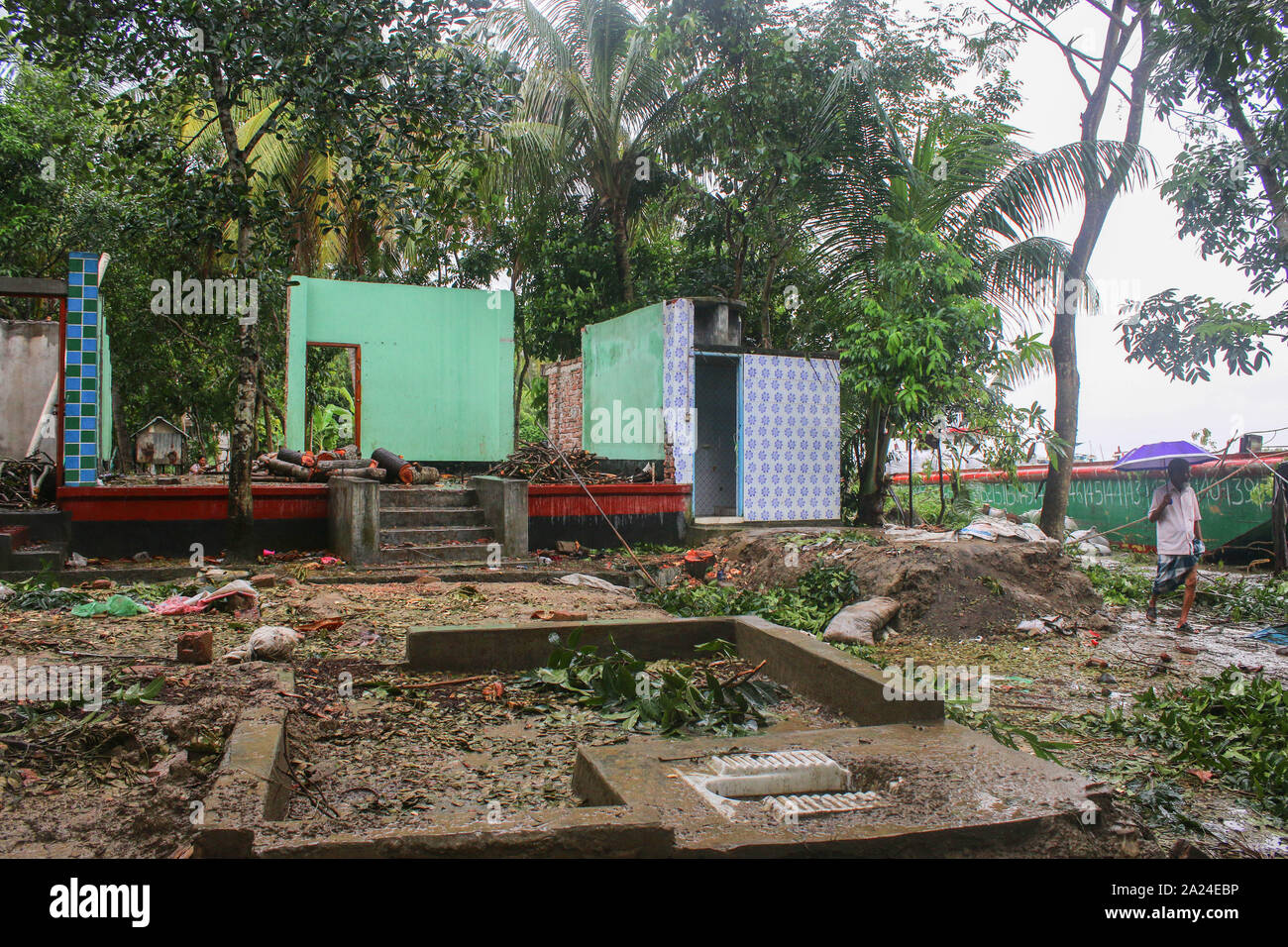House being knocked down hi-res stock photography and images - Alamy