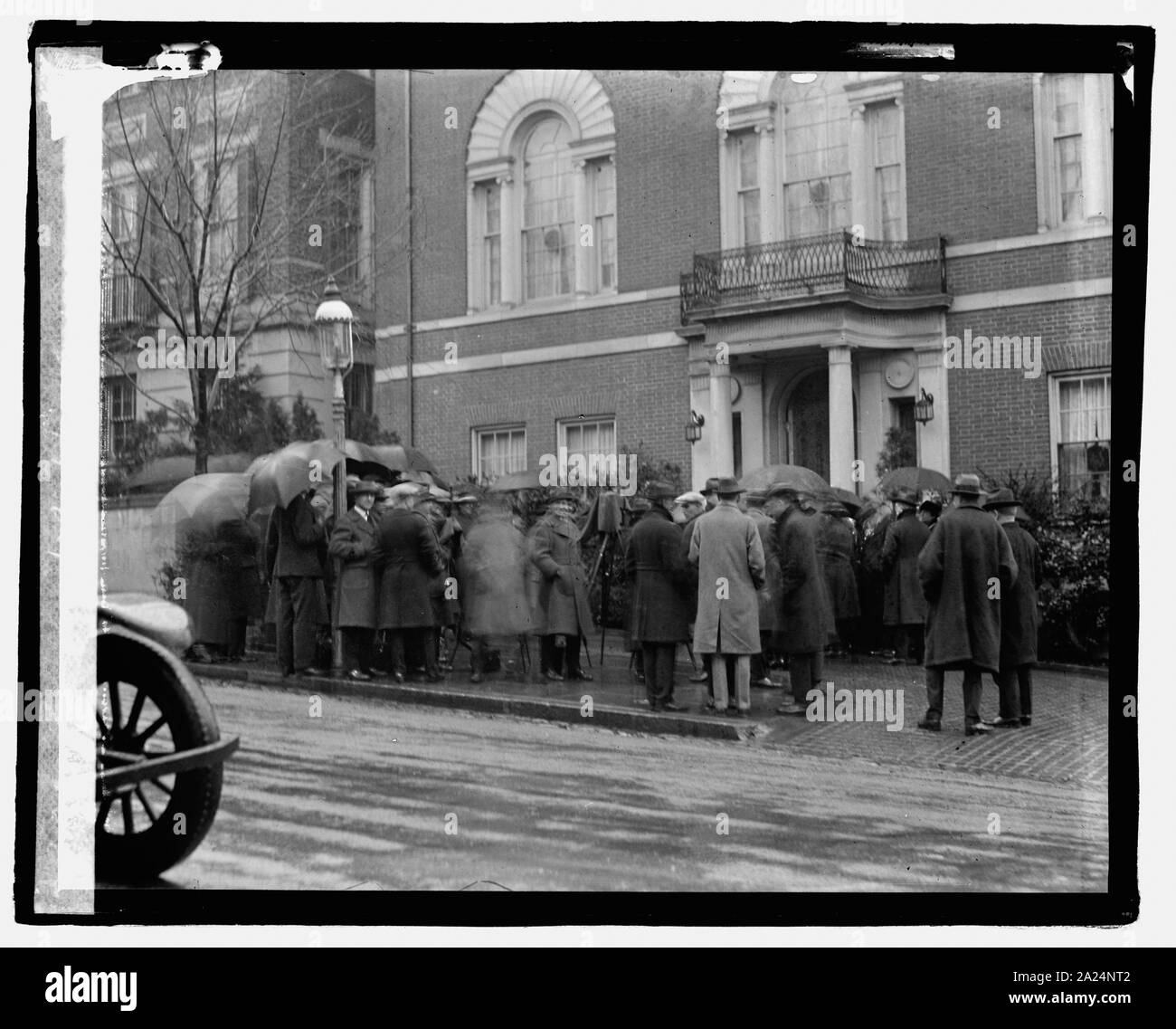 People shelter rain Black and White Stock Photos & Images - Alamy