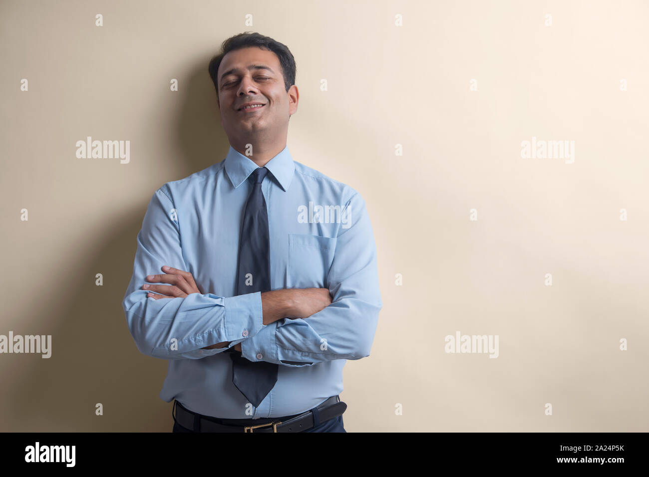 Indian man against a wall hi-res stock photography and images - Alamy