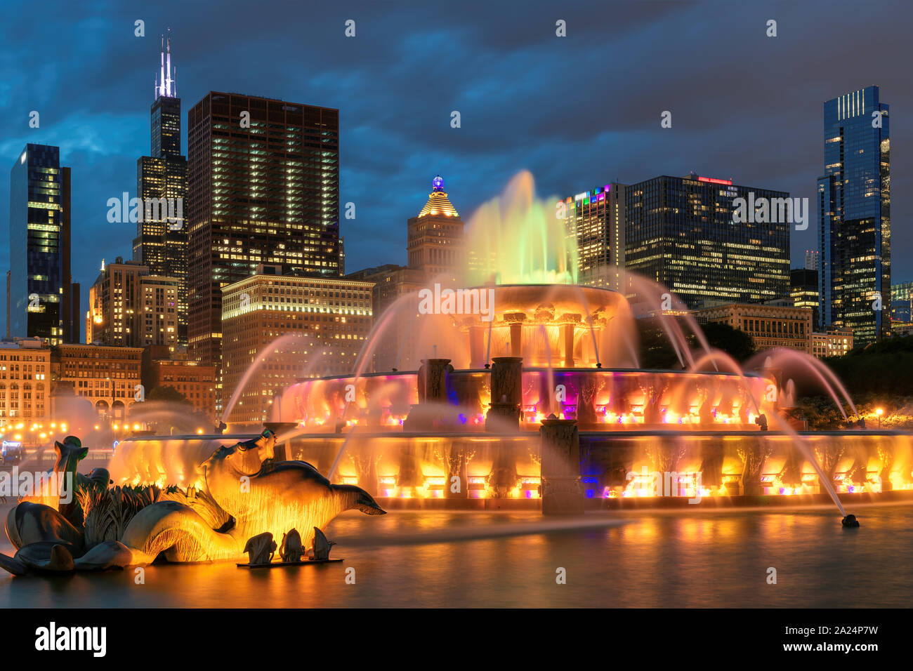 Chicago skyline at night Stock Photo - Alamy