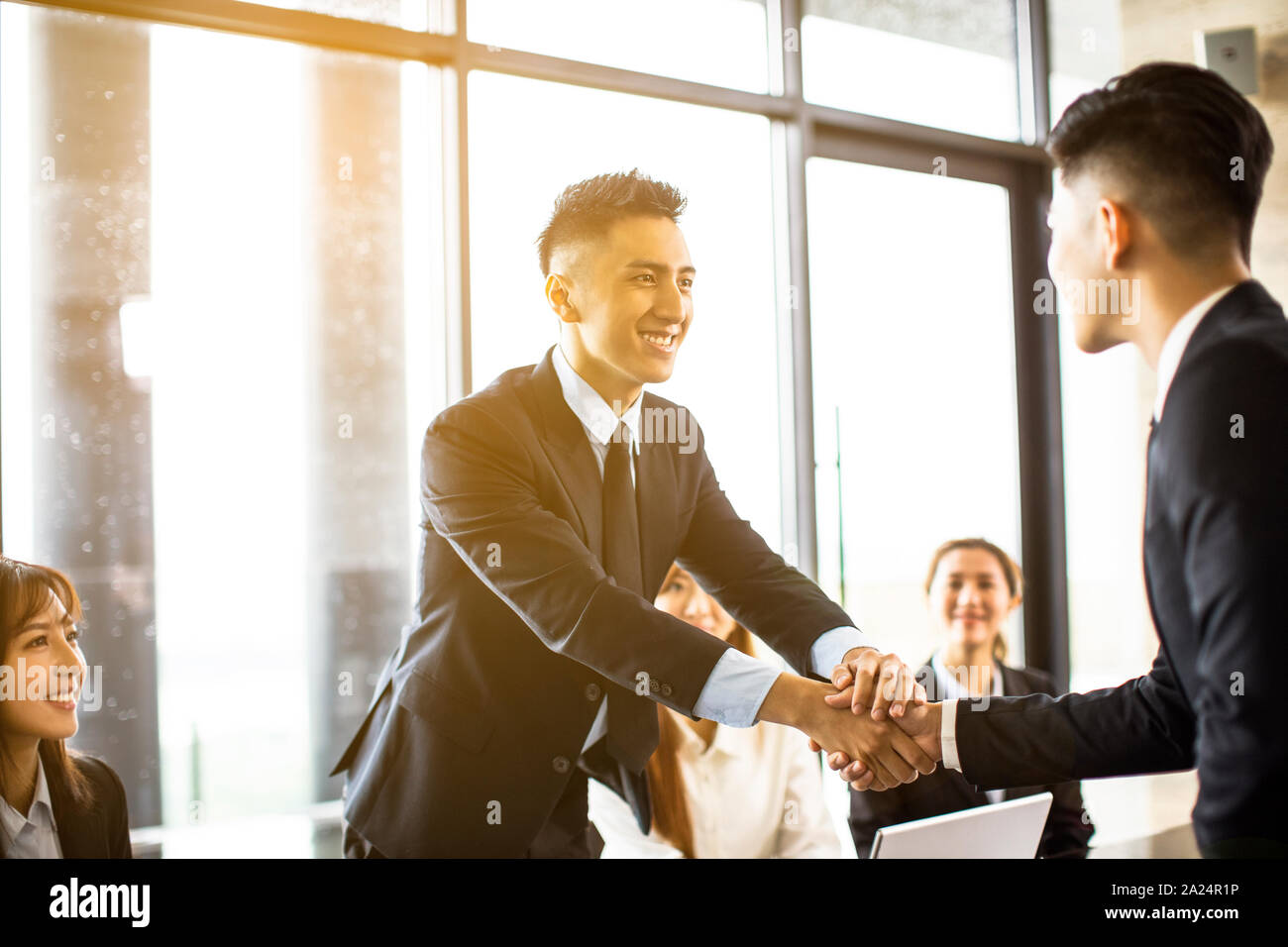 Hand shaking in business hi-res stock photography and images - Alamy