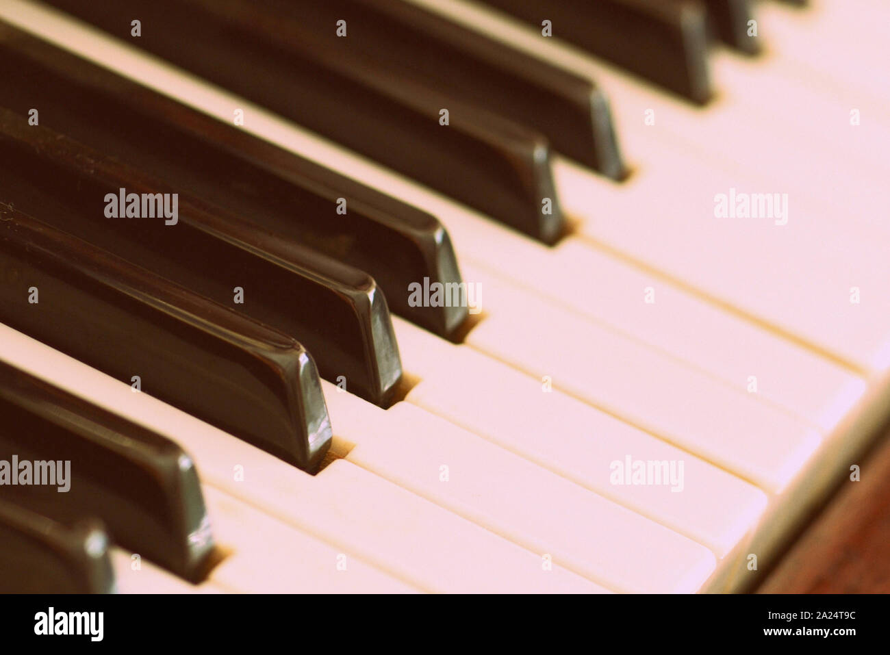 Old classic wood piano vintage hi-res stock photography and images - Alamy