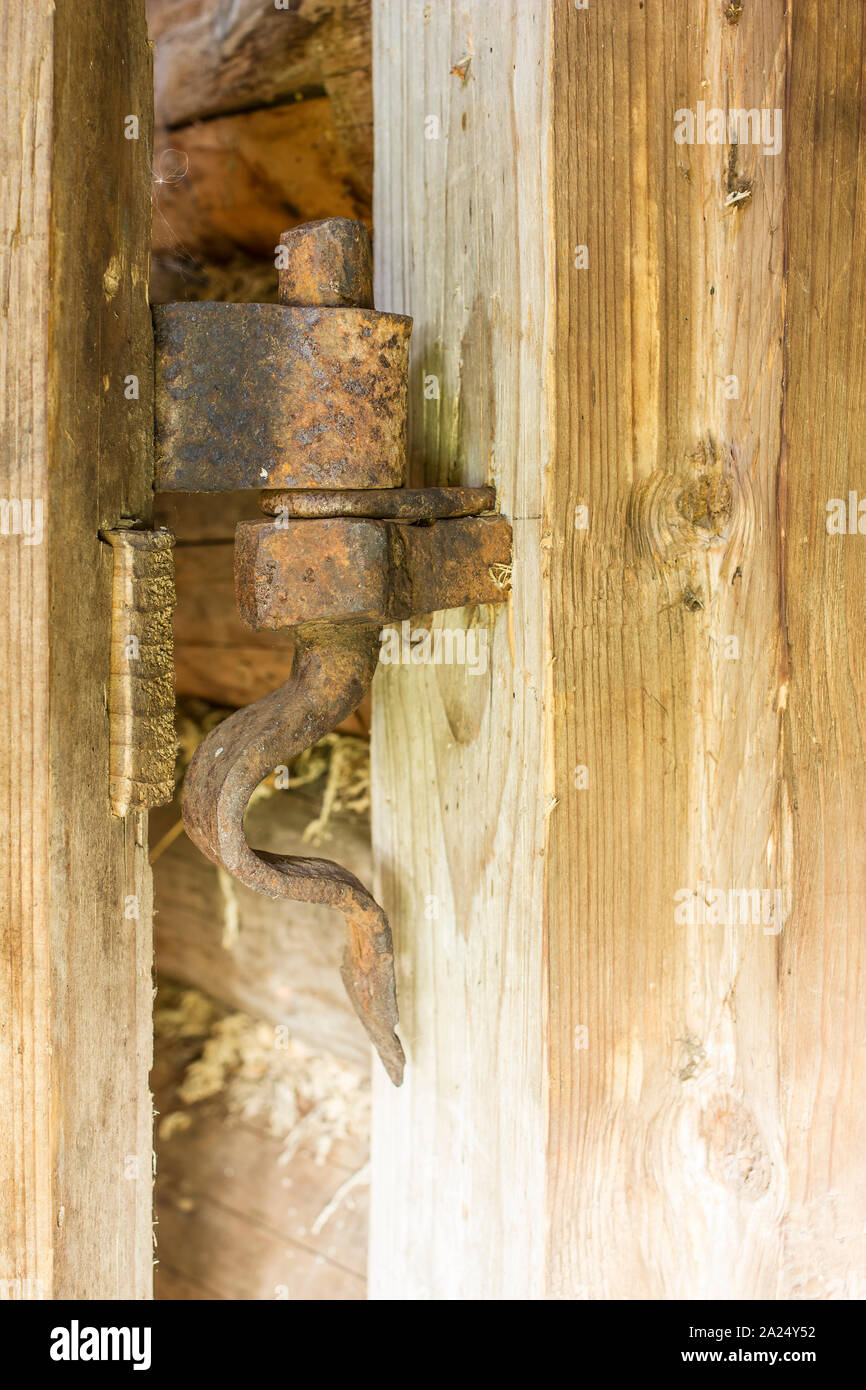 Vintage old rusty hinge on a wooden door Stock Photo - Alamy