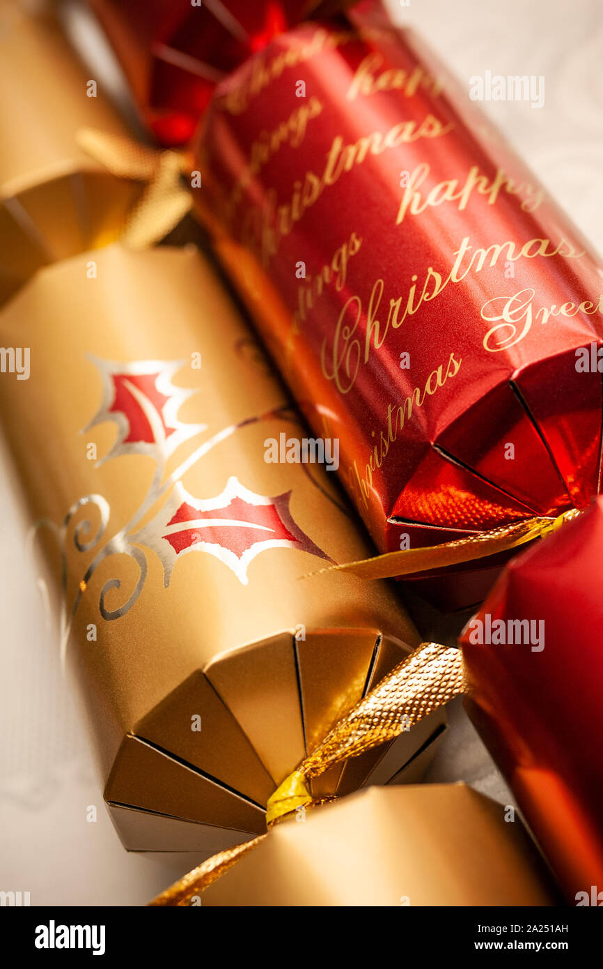 Table christmas crackers hi-res stock photography and images - Alamy