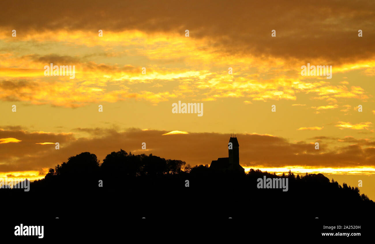 Riedlingen, Germany. 01st Oct, 2019. Shortly before sunrise the sky ...