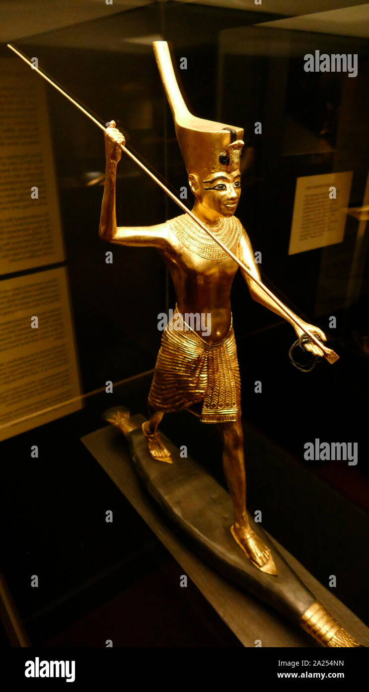 Tutankhamen as harpooner hi-res stock photography and images - Alamy