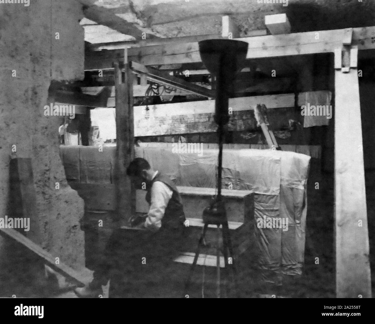 One of the first photographs from the Tomb of Tutankhamen. Howard ...