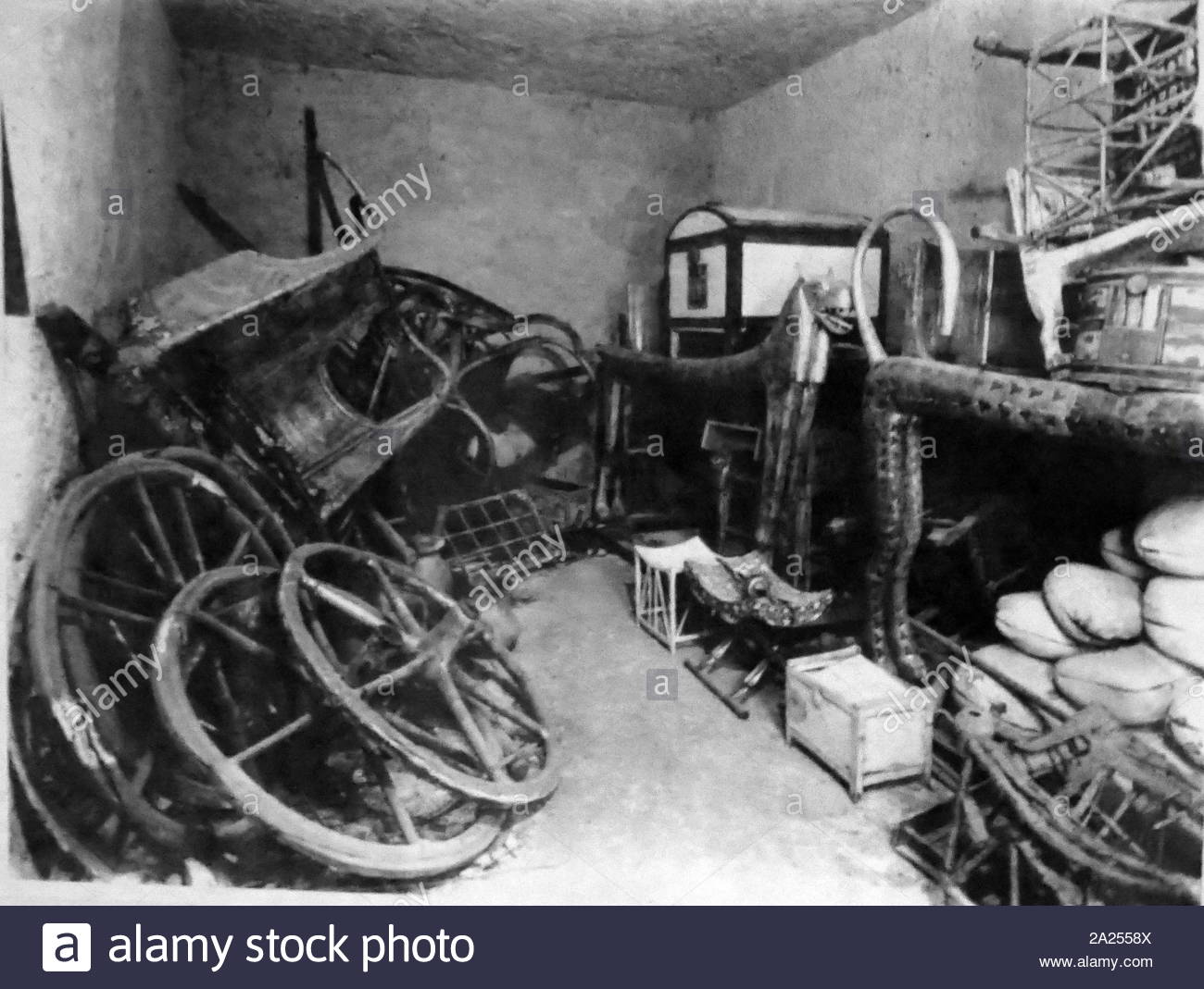 One of the first photographs from the Tomb of Tutankhamen. Howard ...