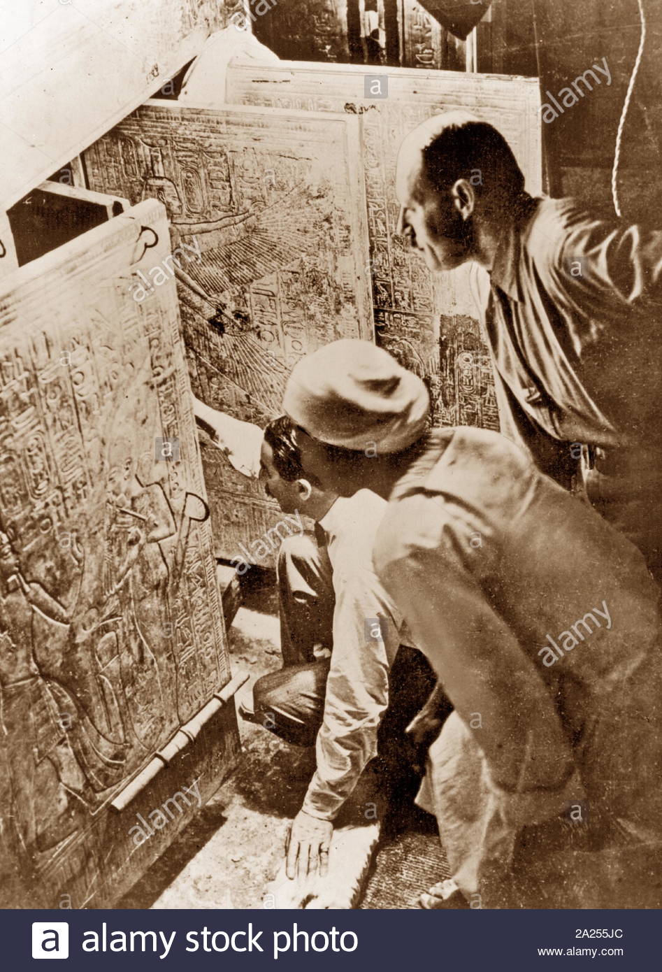 Howard Carter and Lord Carnarvon at the tomb of the young pharaoh ...